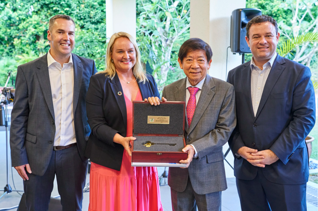 6 Alumni Receive Keys to City of Newcastle